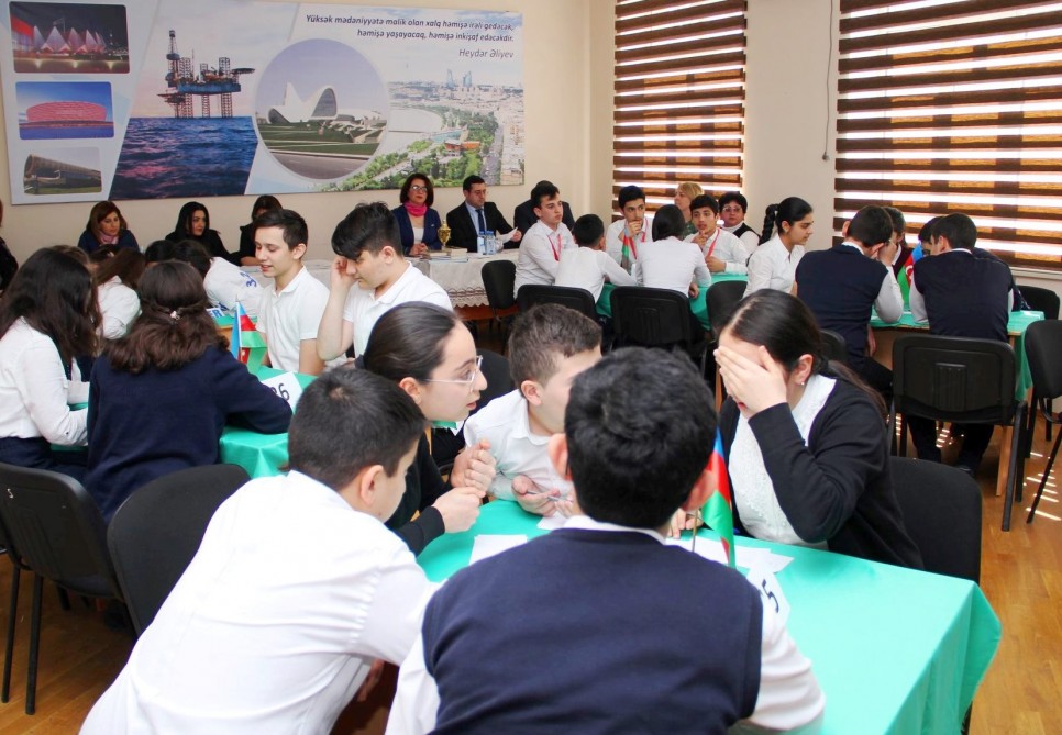 Paytaxt məktəblərində “Nəsimi ili” ilə əlaqədar yarış keçiriblər | AzEdu.az