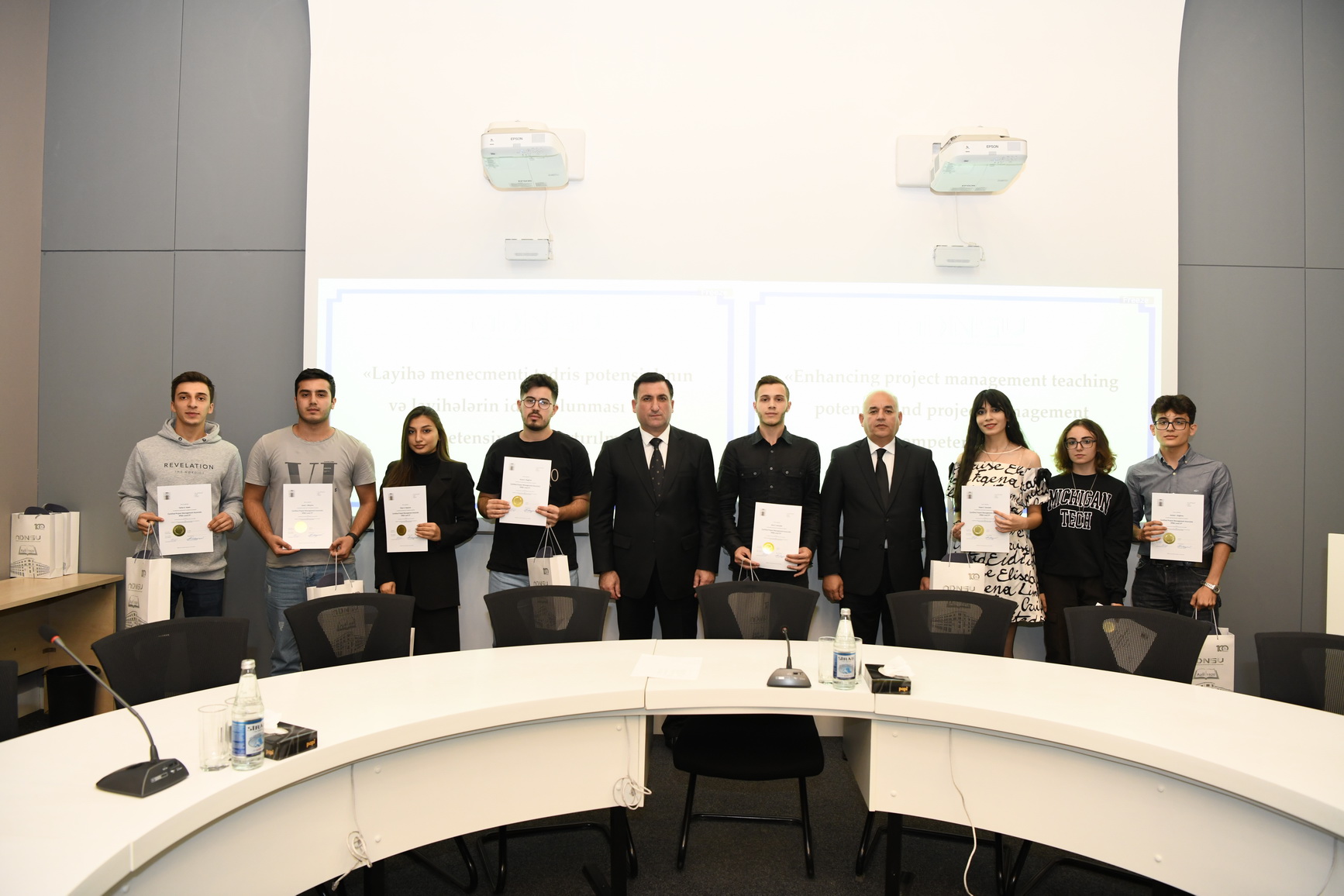 ADNSU-nun rektoru uğurlu kurs keçən tələbələrə sertifikatlar təqdim ...